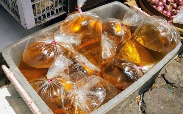 Perbedaan Minyak Goreng Curah dan Kemasan Sederhana Premium Perbedaan Minyak Goreng Curah dan Kemasan Sederhana Premium